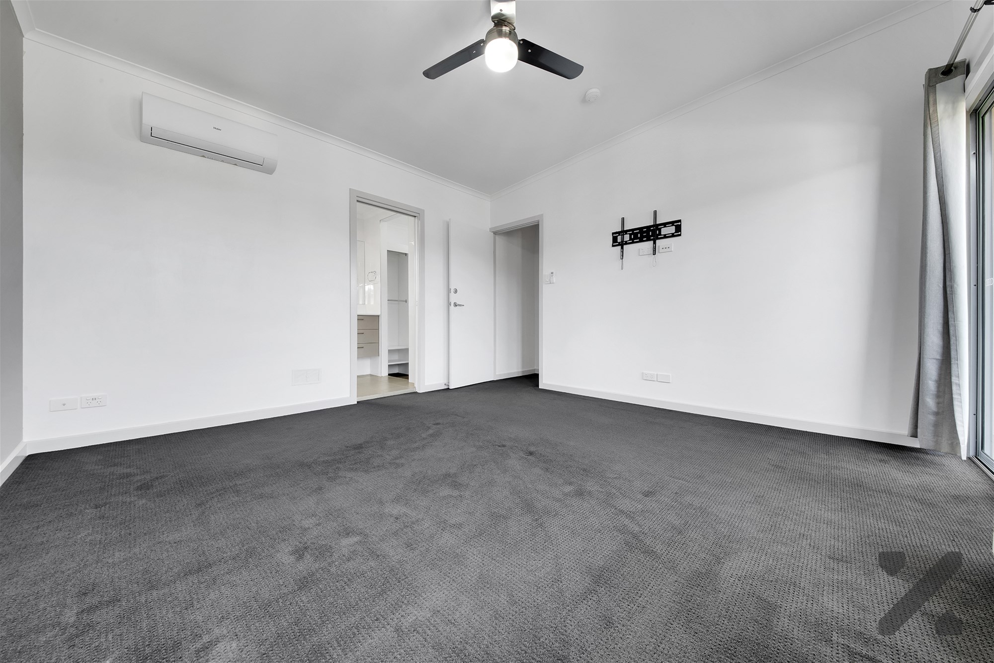 MODERN 3 STOREY TOWNHOUSE METRES FROM GLADSTONE HOSPITAL & CLOSE TO CBD ...