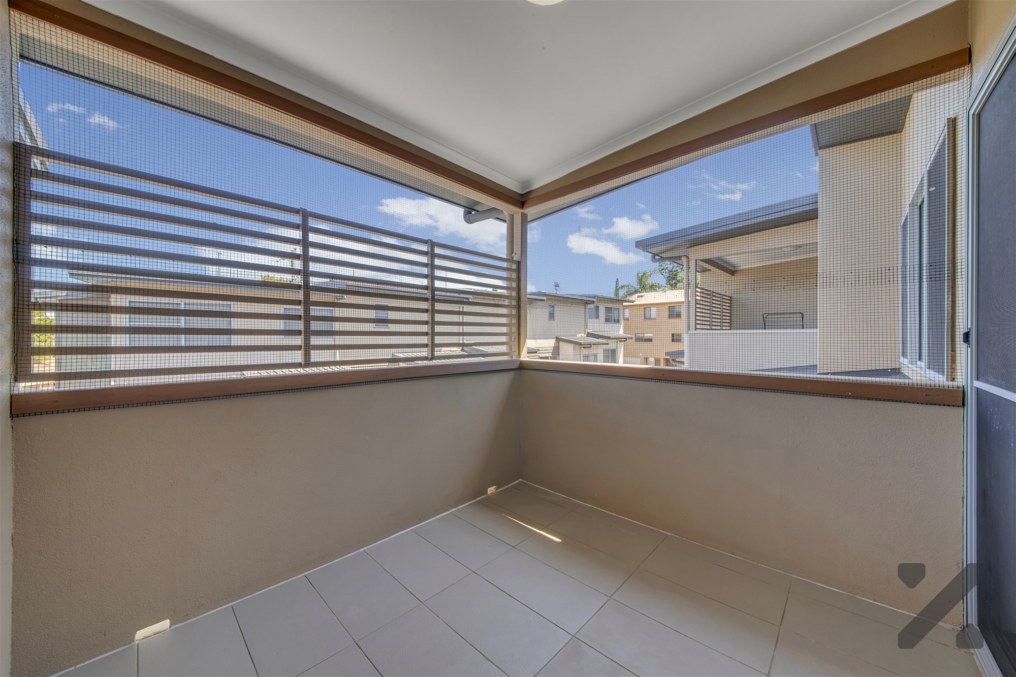 MODERN 3 STOREY TOWNHOUSE METRES FROM GLADSTONE HOSPITAL & CLOSE TO CBD ...